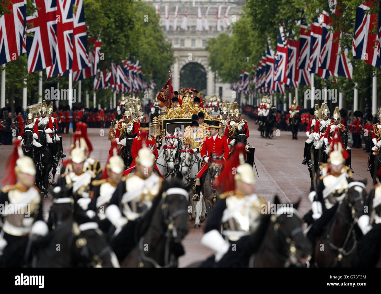The Royal procession returns to Buckingham Palace along The Mall ...