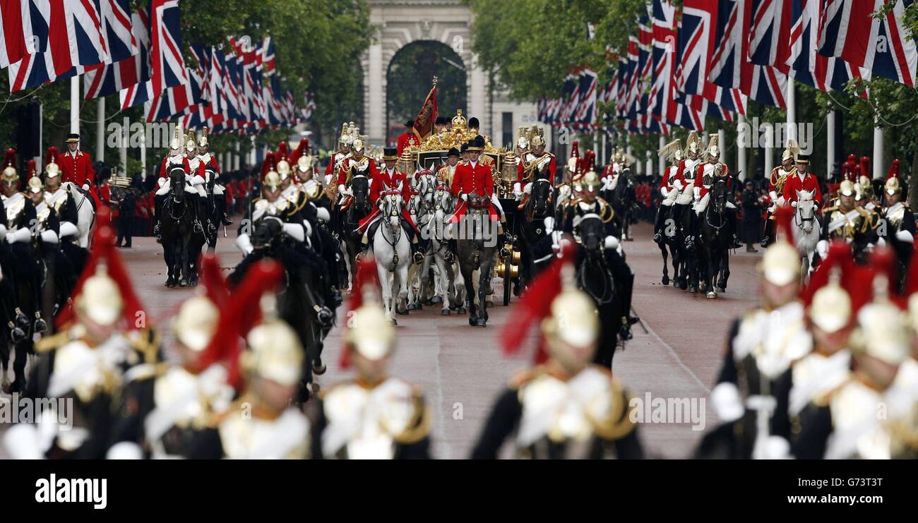 The royal procession returns to buckingham palace along the mall hi-res ...