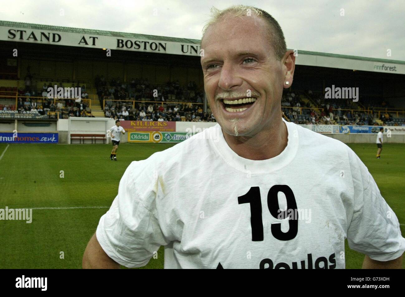 Football v sign gazza hi-res stock photography and images - Alamy
