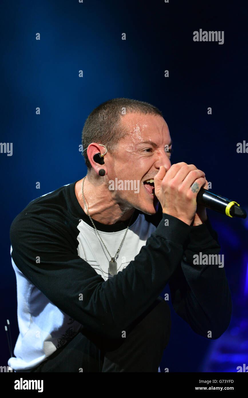 Chester bennington download hi-res stock photography and images - Alamy