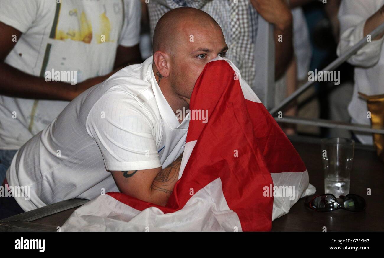 Supporters in the Walkabout Temple, Temple Place in central London ...