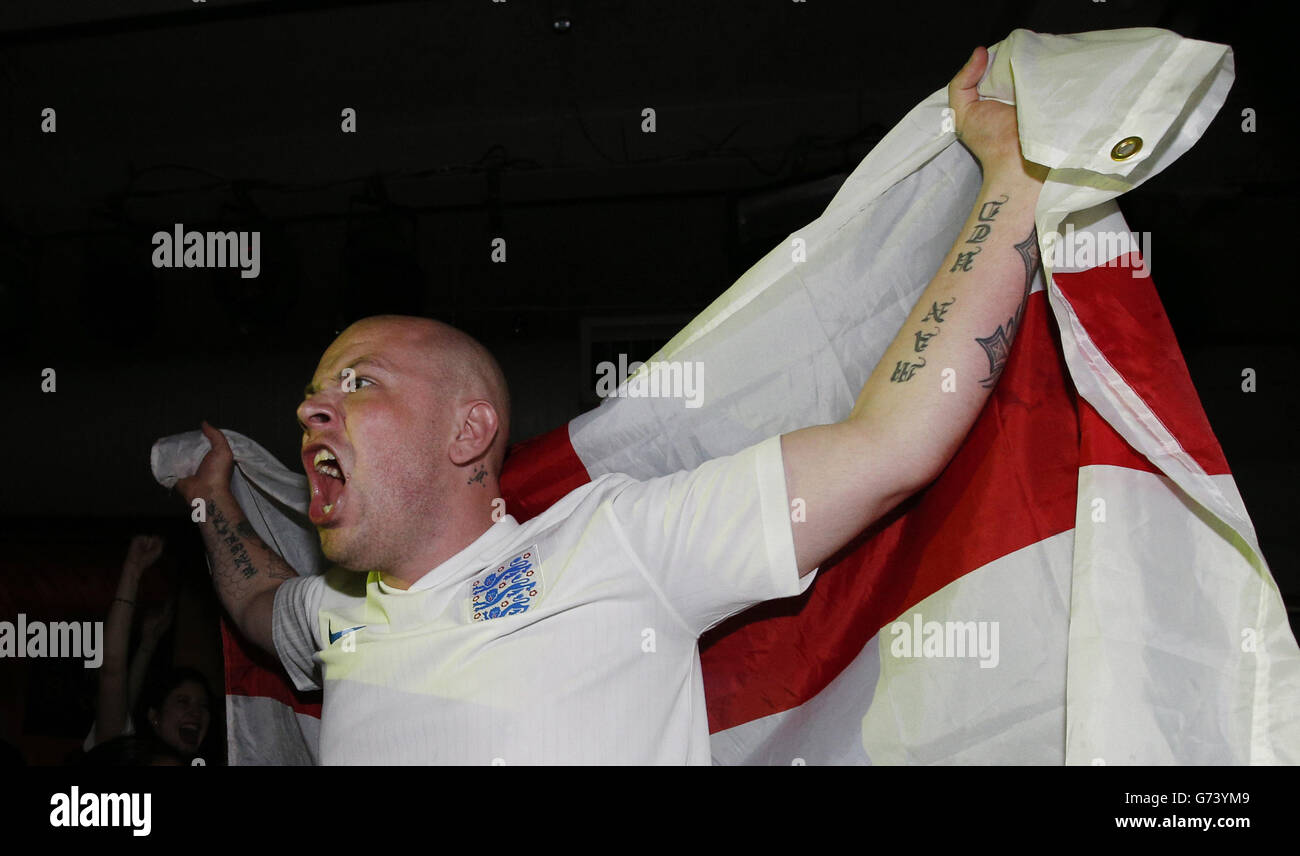 Supporters in the Walkabout Temple, Temple Place in central London ...