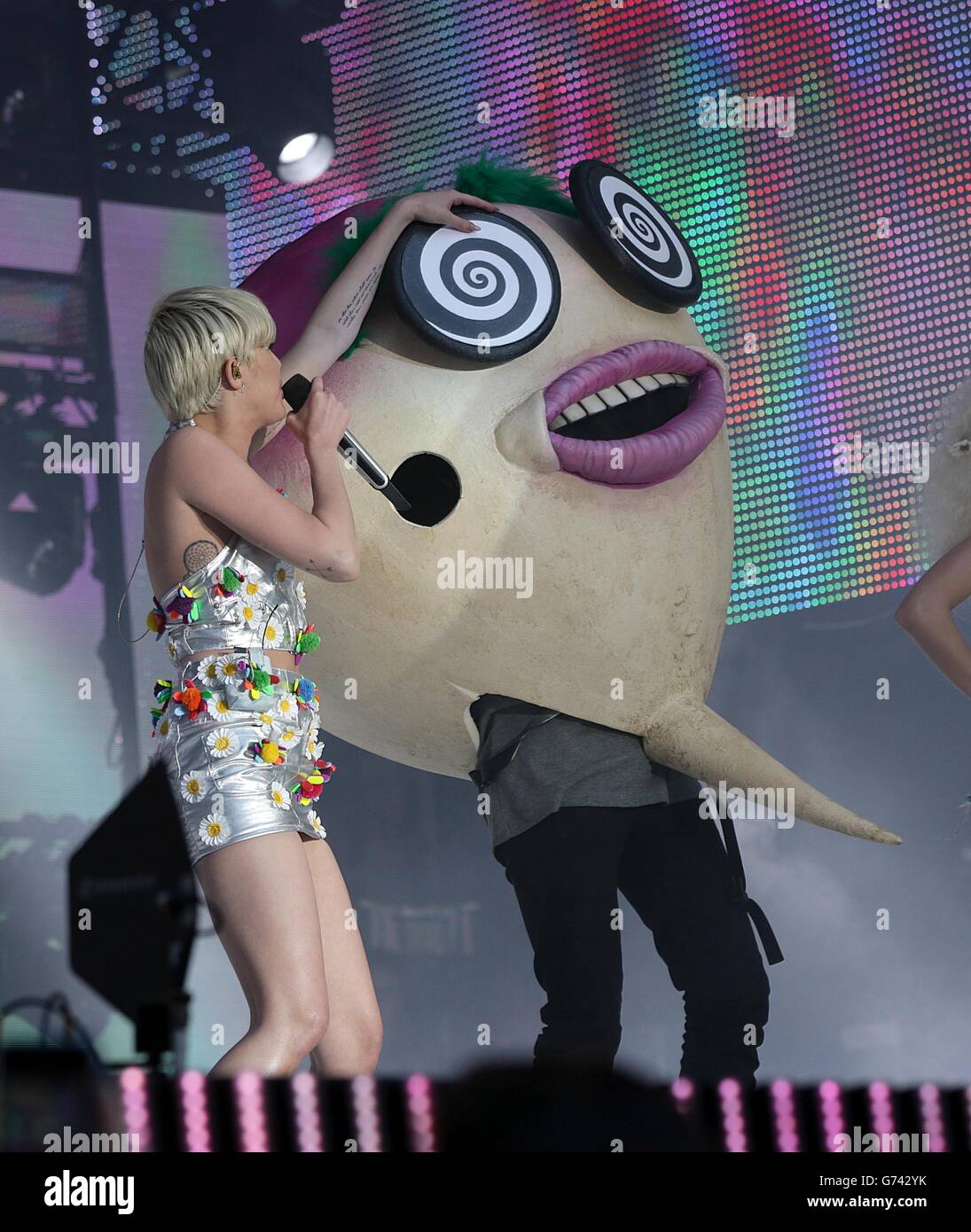 Miley cyrus capital fms summertime ball wembley stadium hi-res stock ...
