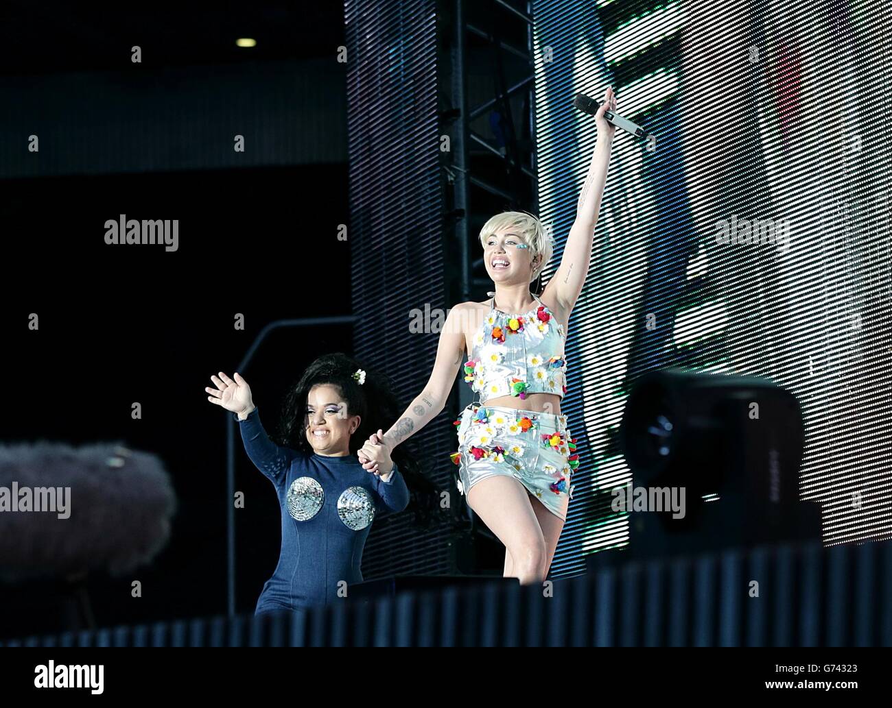 Miley cyrus capital fms summertime ball wembley stadium hi-res stock ...