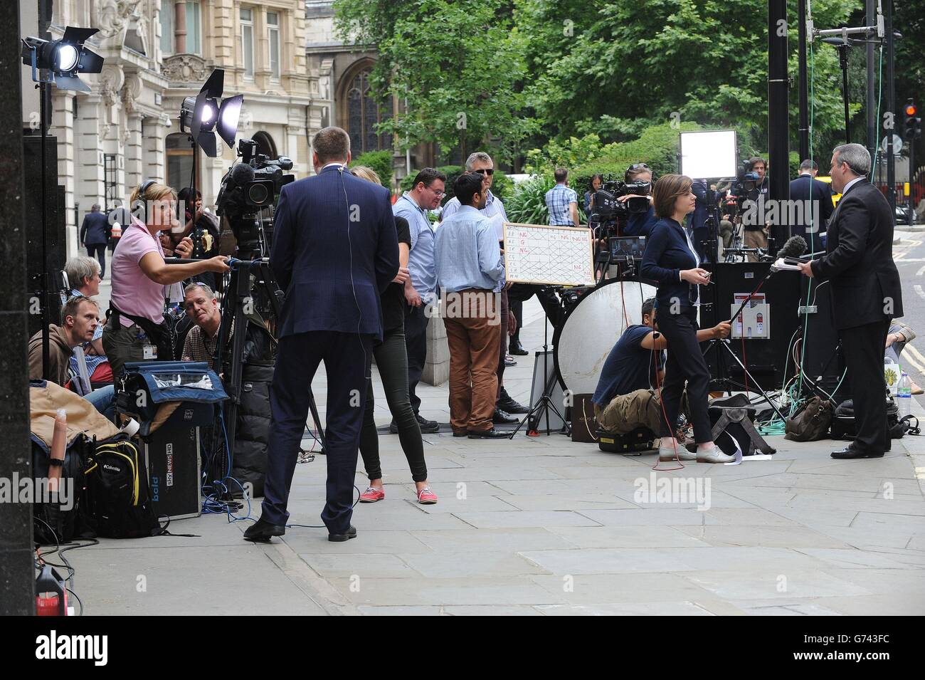Media wait outside the central criminal court hi-res stock photography ...