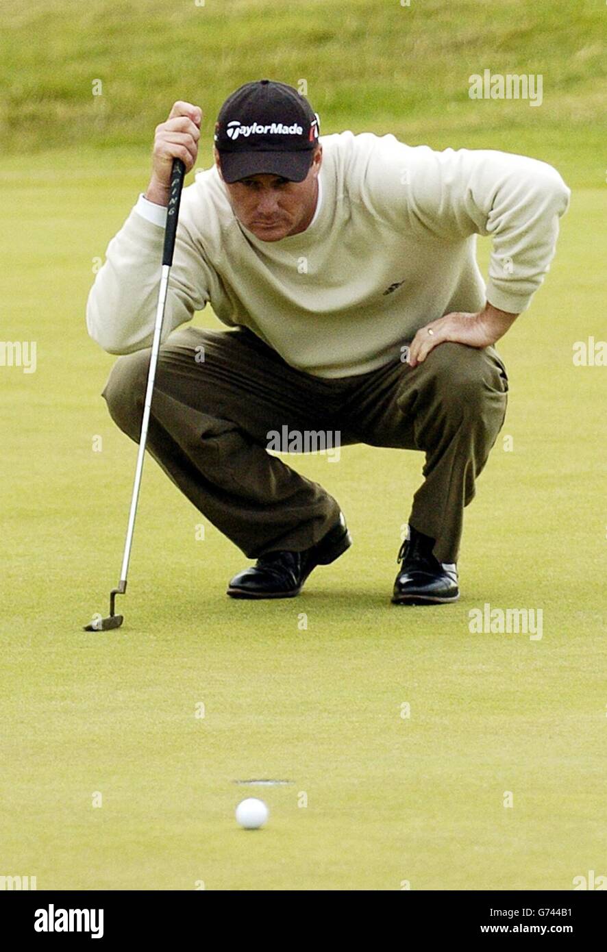 Sport golf open2004 action crouching todd hamilton hi-res stock ...