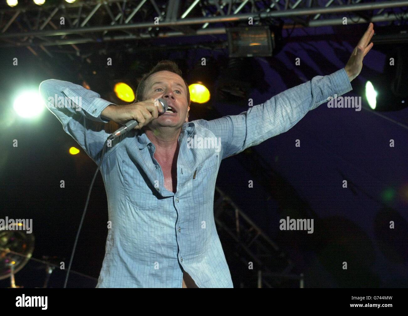 Celebrity performing showbiz on stage music jim kerr hi-res stock ...