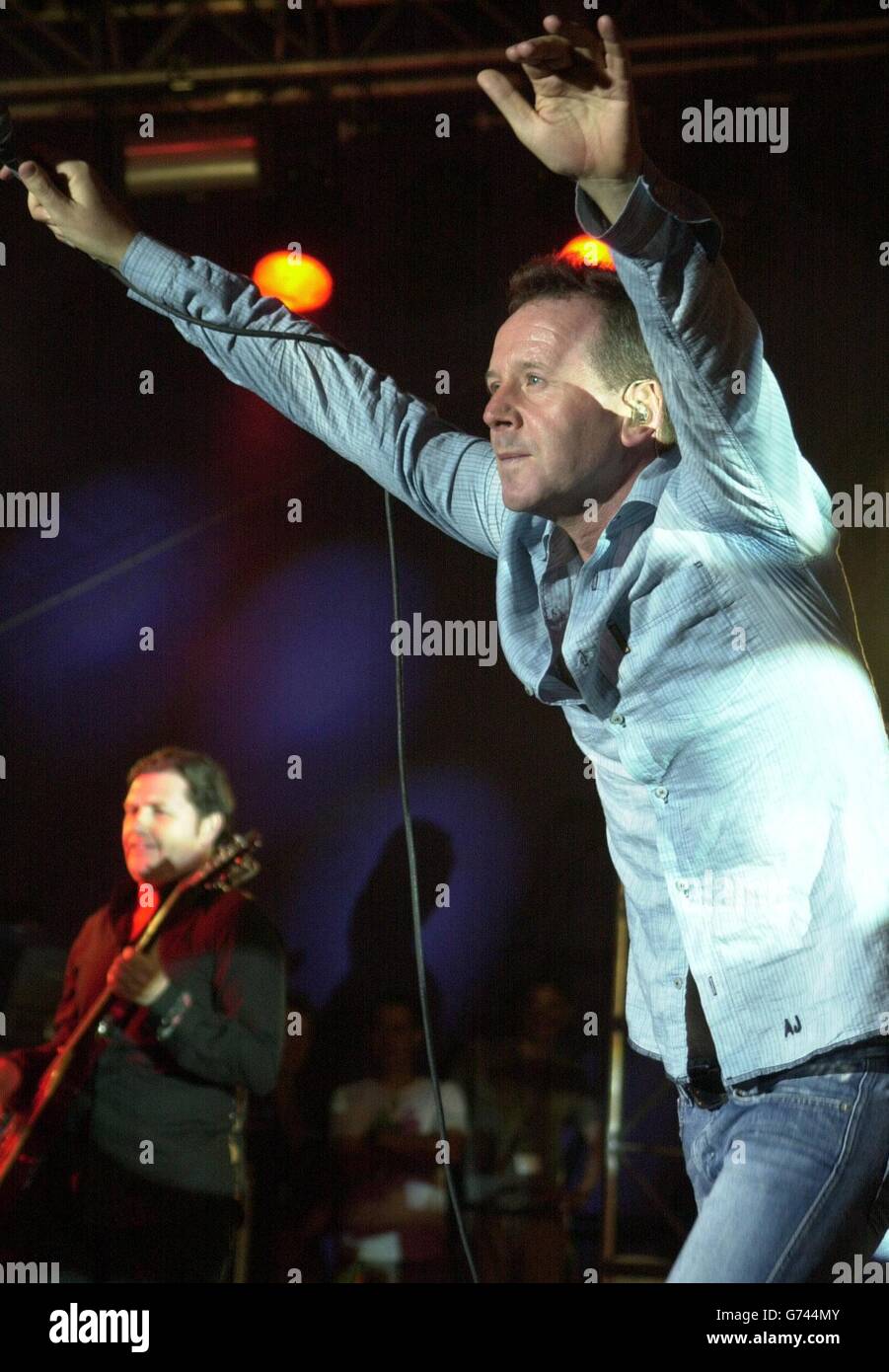 Celebrity performing showbiz on stage music jim kerr hi-res stock ...