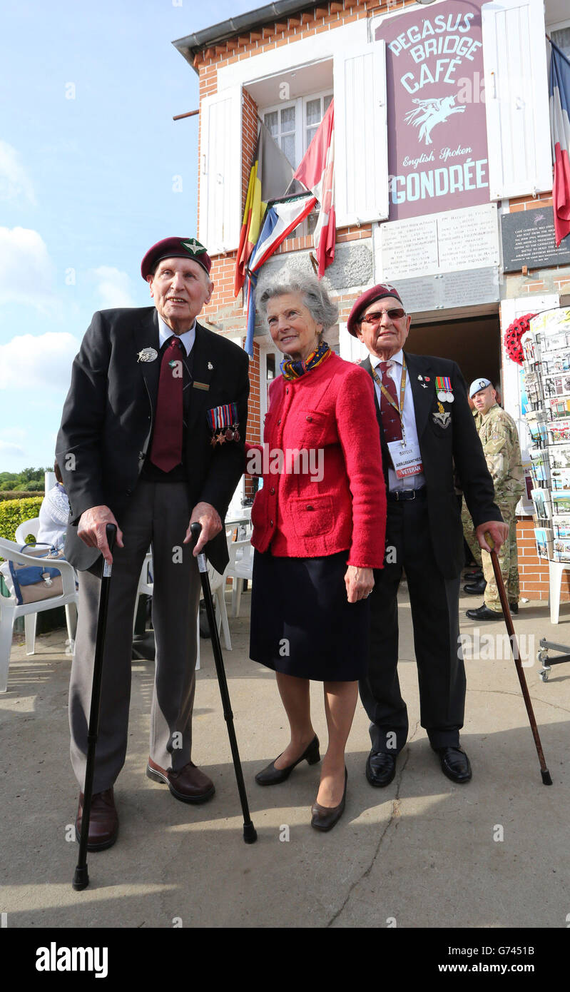 The cafe gondree left pegasus bridge hi-res stock photography and ...