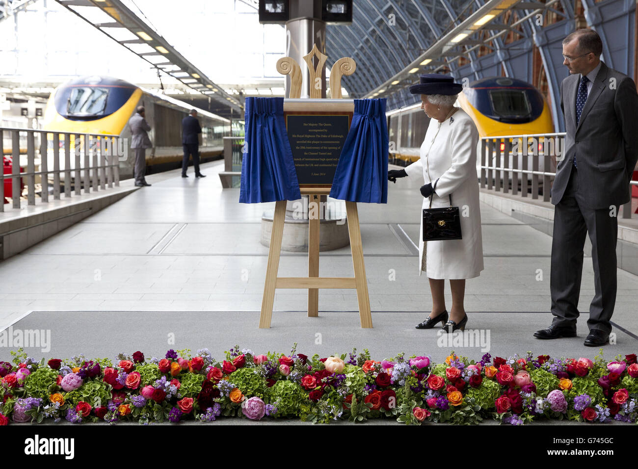 Queen Elizabeth II alongside HS1 Chairman Rob Holden, unveils a plaque ...