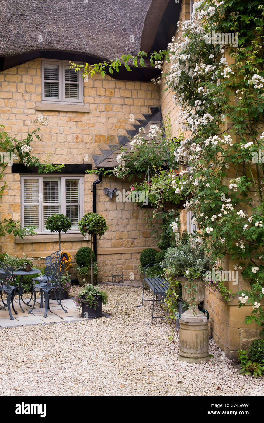 Cottage courtyard hi-res stock photography and images - Alamy