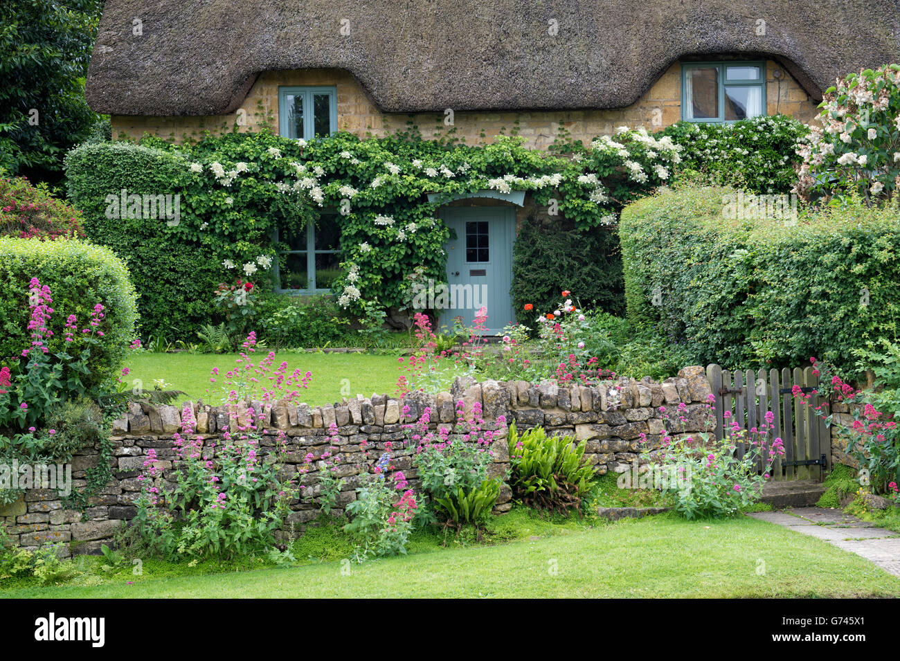Stone house cottage garden hi-res stock photography and images - Alamy