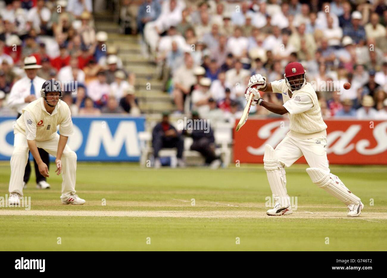Wide ball cricket hi-res stock photography and images - Alamy