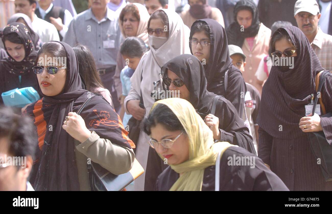 Muslims arrive for the Ahmadiyya Muslim Convention in Tilford, Surrey ...