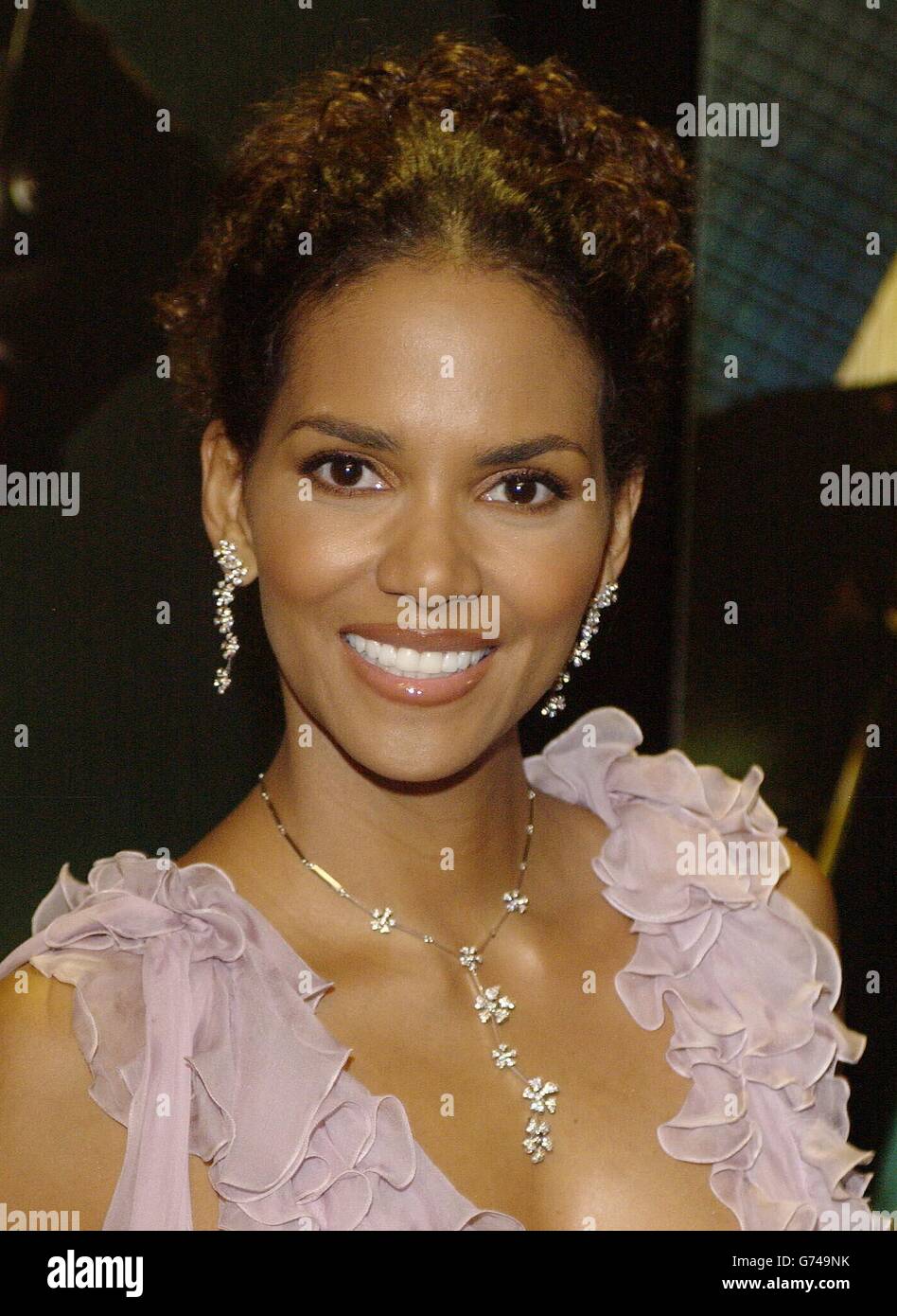 Halle Berry Catwoman Stock Photos & Halle Berry Catwoman Stock Images ...
