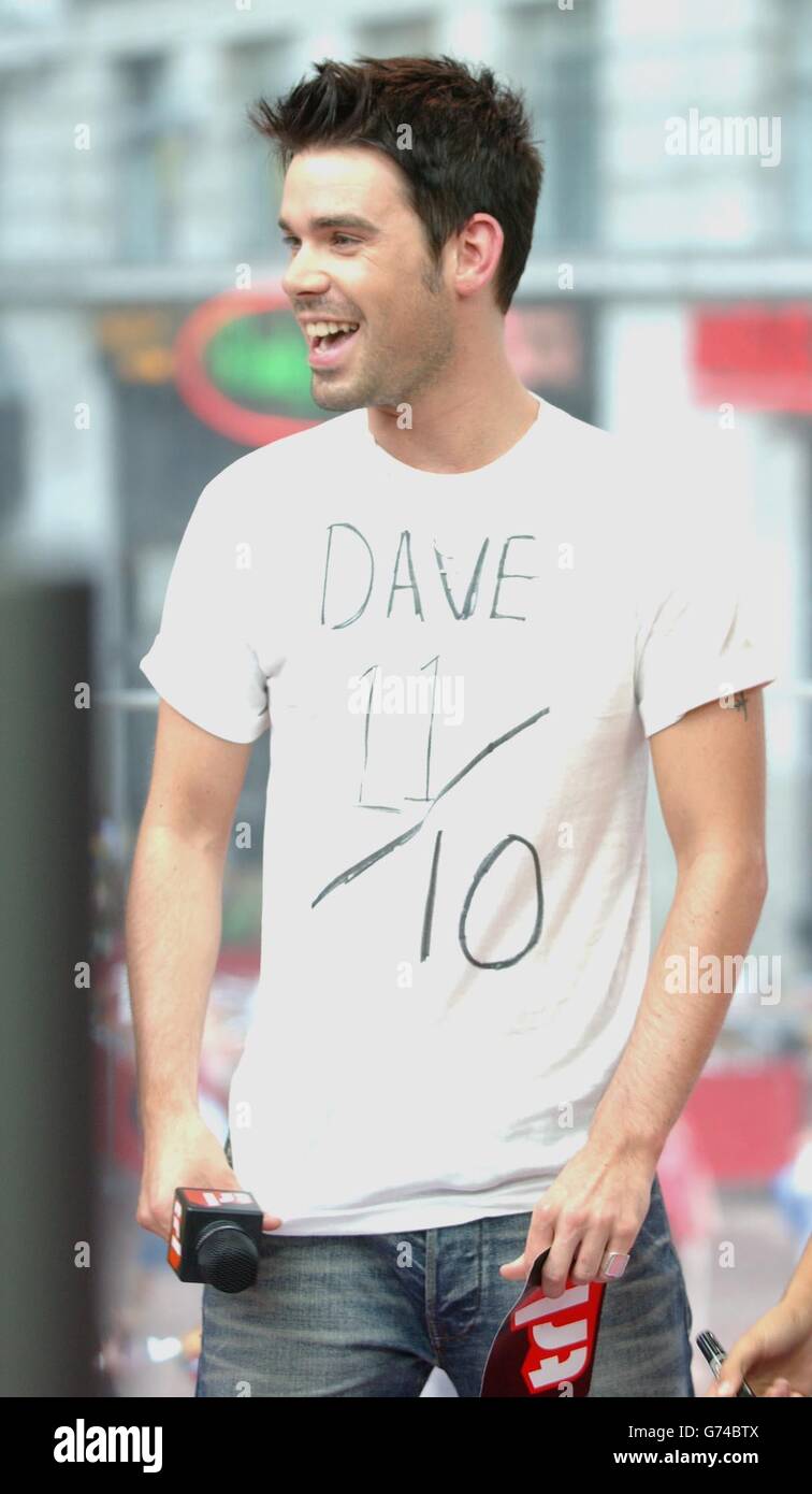 MTV presenter Dave Berry on MTV's TRL - Total Request Live - show, at ...
