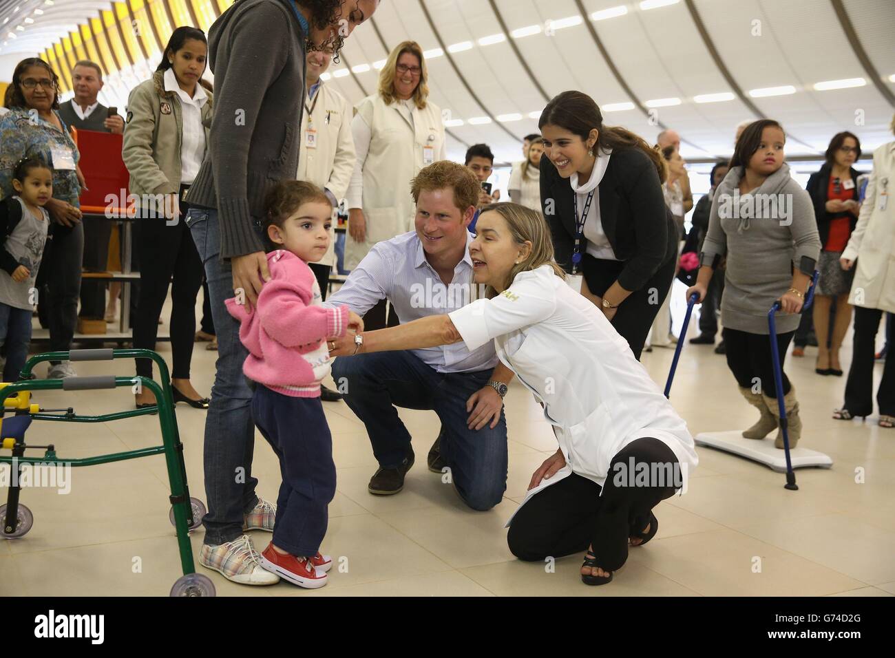 Prince Harry meets patients in the Rede Sarah Hospital for Neurological ...