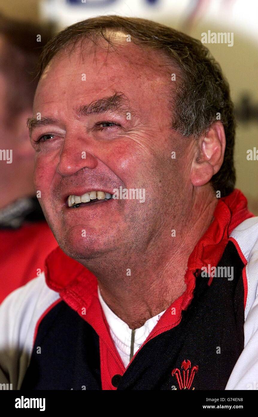Cardiff Wales coach Graham Henry Stock Photo - Alamy