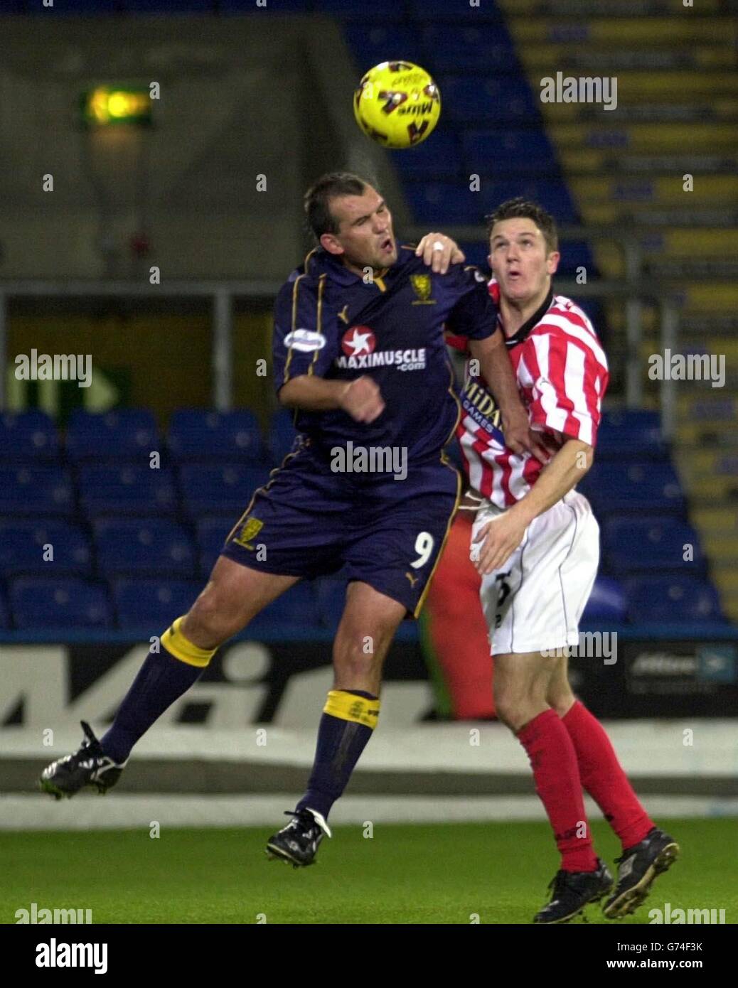 Sport football player action header neil shipperley hi-res stock ...