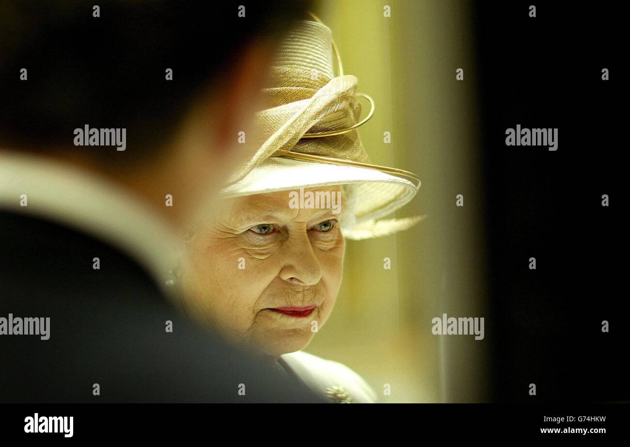 Queen computer visit hi-res stock photography and images - Alamy