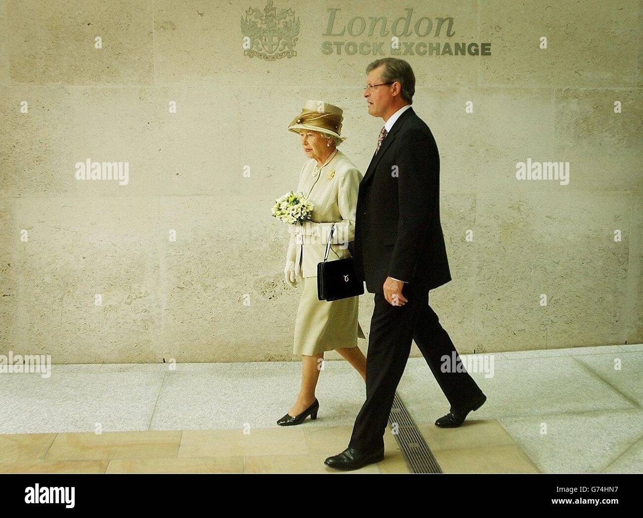 Britains queen elizabeth ii accompanied by stock exchange chairman hi ...