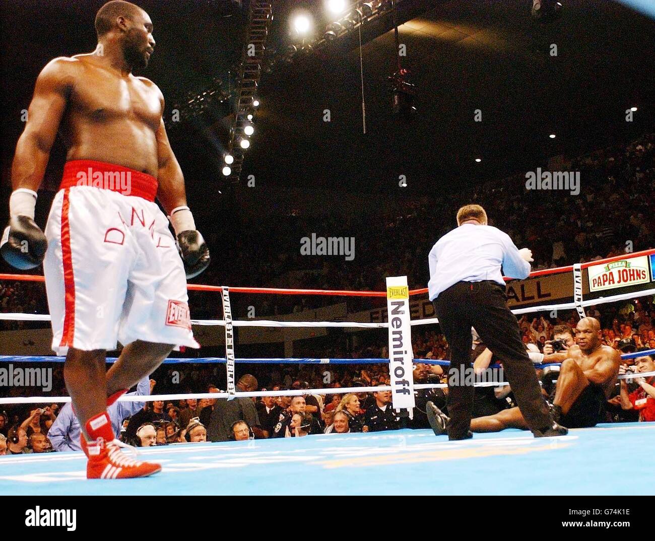 Boxing referee counting hi-res stock photography and images - Alamy