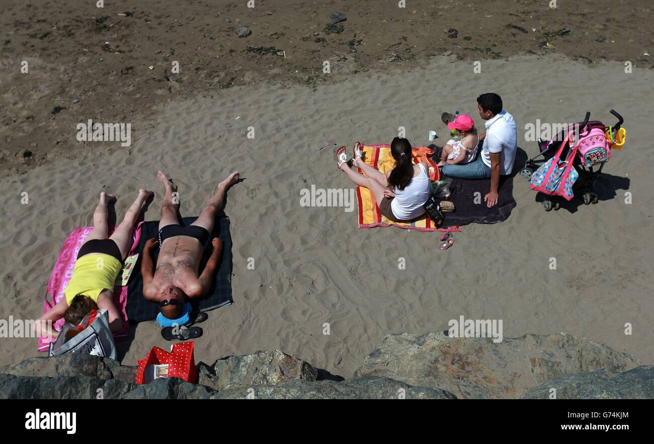 Couples enjoy sunny weather hi-res stock photography and images - Alamy