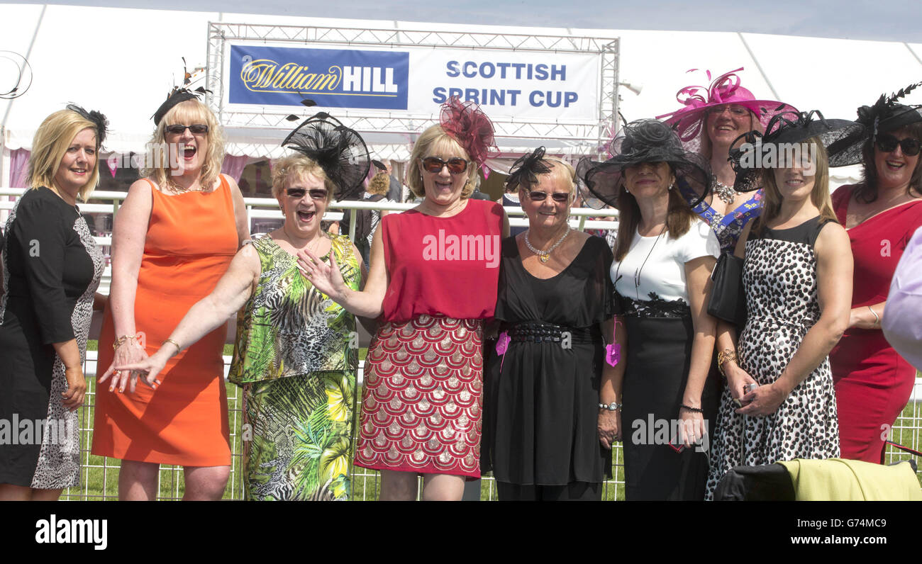 Ladies day horse racing racing musselburgh whmusselburgh hi-res stock ...