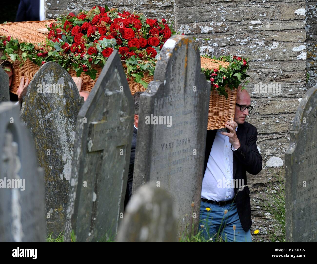 Adrian Edmonson carries the coffin of Rik Mayall from St George's ...