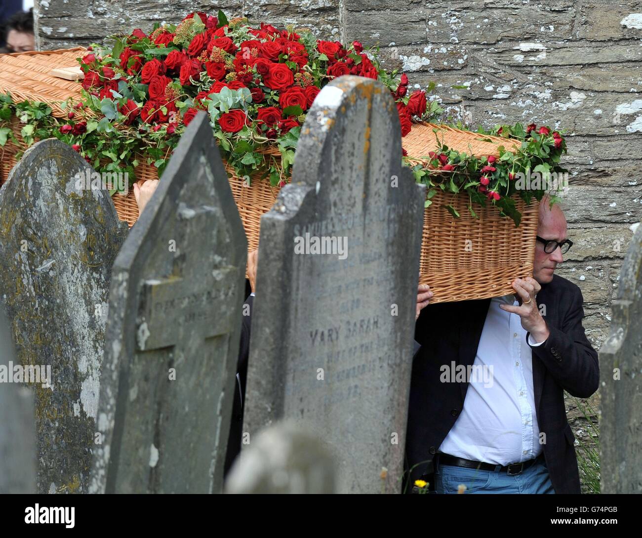 Adrian Edmonson carries the coffin of Rik Mayall from St George's ...