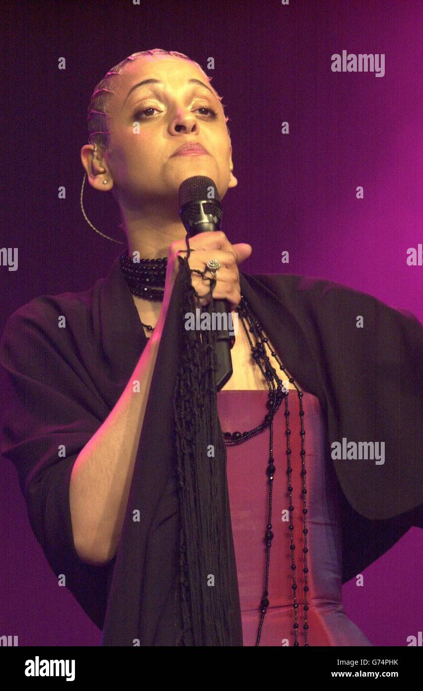 Portuguese singer hi-res stock photography and images - Alamy