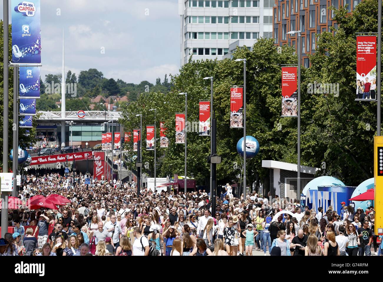 Wembley way crowd hi-res stock photography and images - Alamy