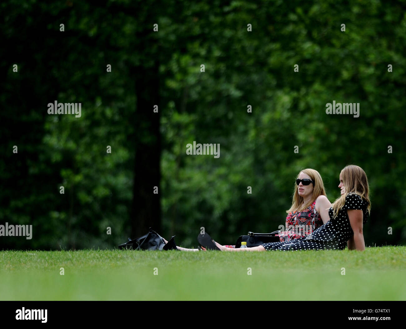 Young women enjoy weather in green park central london hi-res stock ...