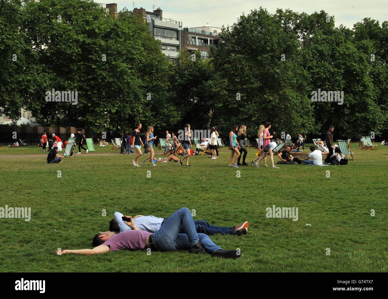 People enjoy the weather in Green Park central London Stock Photo - Alamy