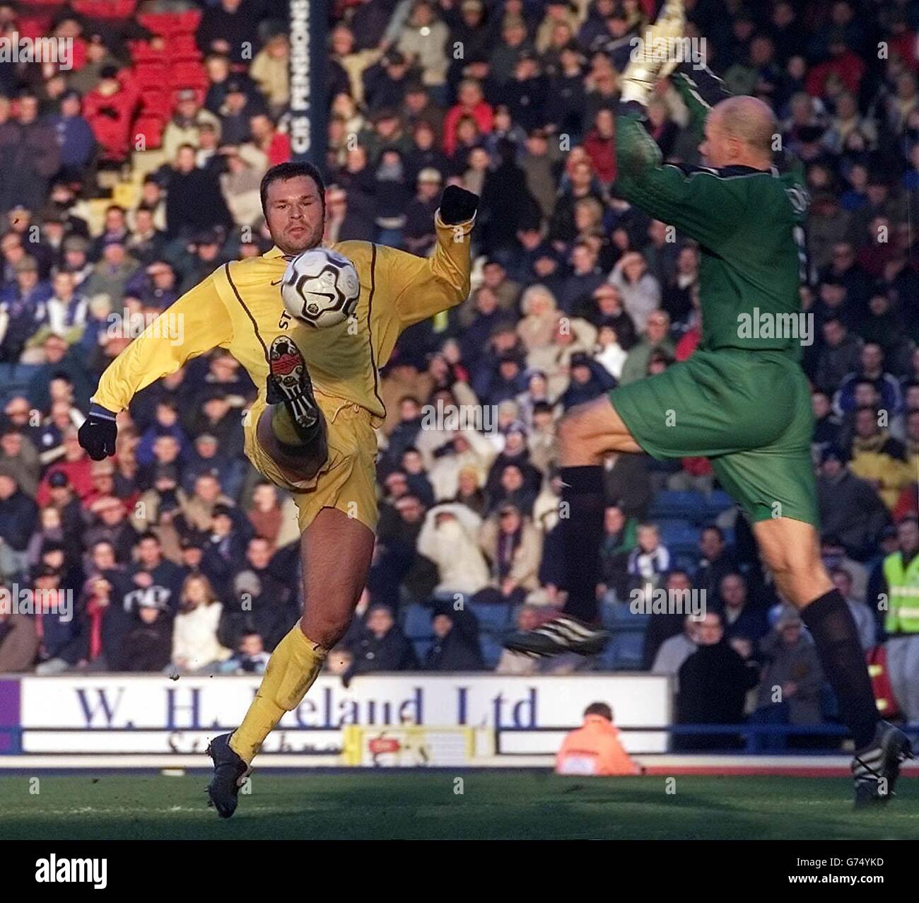 Leeds United's Mark Viduka (left) attempts to chip Blackburn goalkeeper ...
