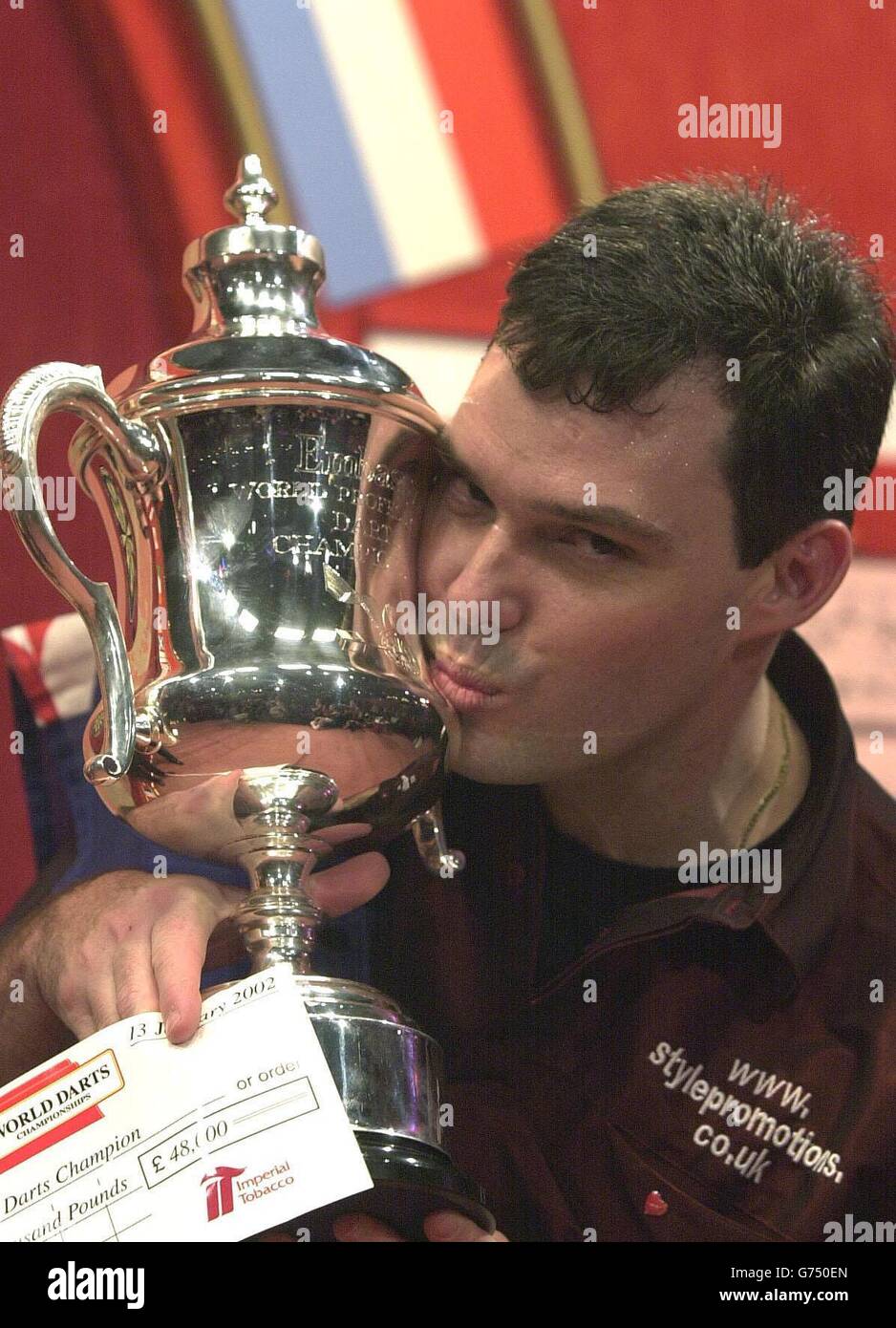 Australian Tony David kisses his prize trophy after beating Mervyn King ...