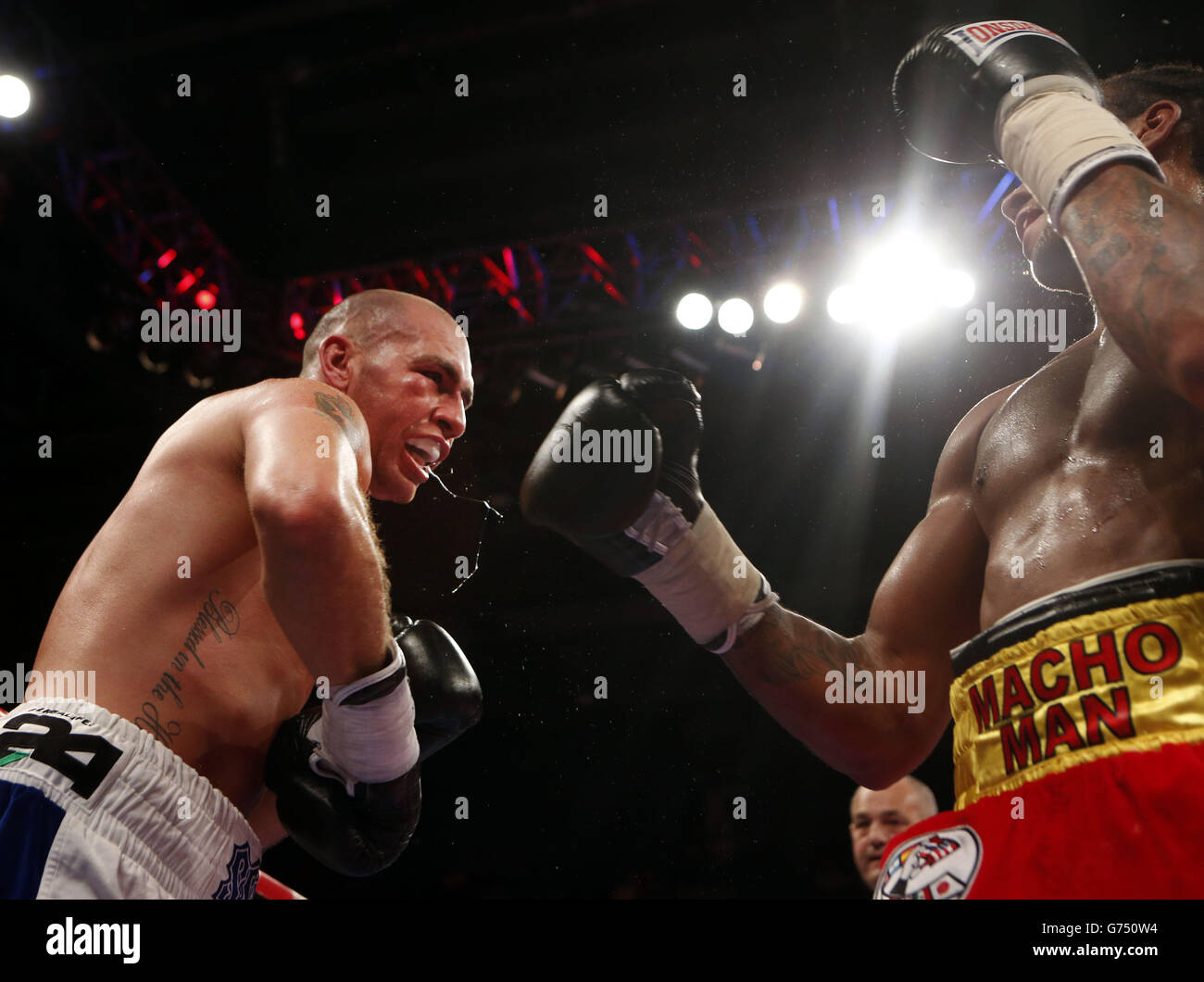 Boxing - Braehead Arena. Stephen Simmons (left) and Wadi Camacho in ...