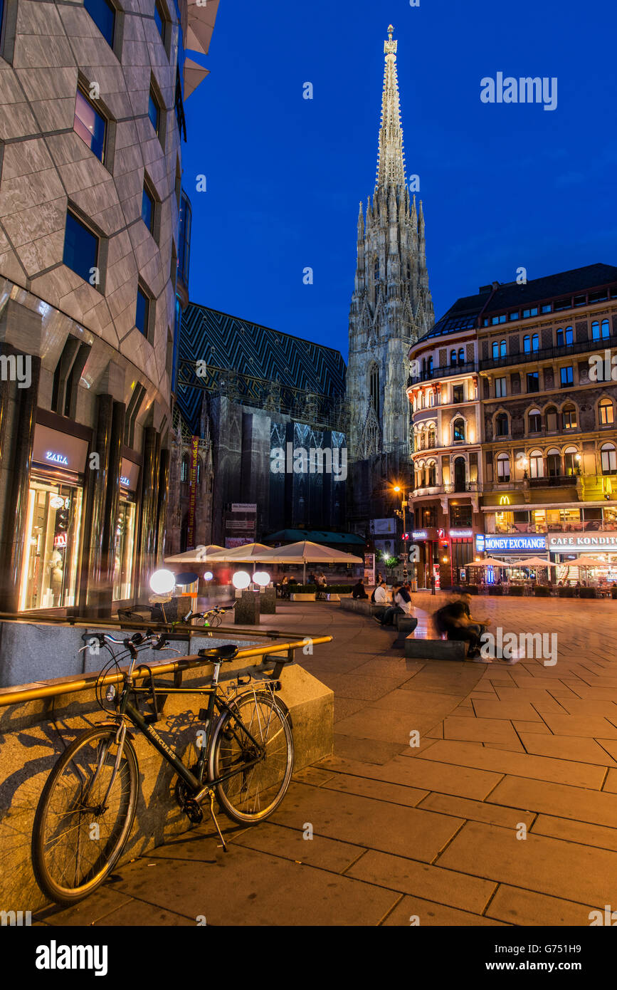 St stephens cathedral night vienna hi-res stock photography and images ...