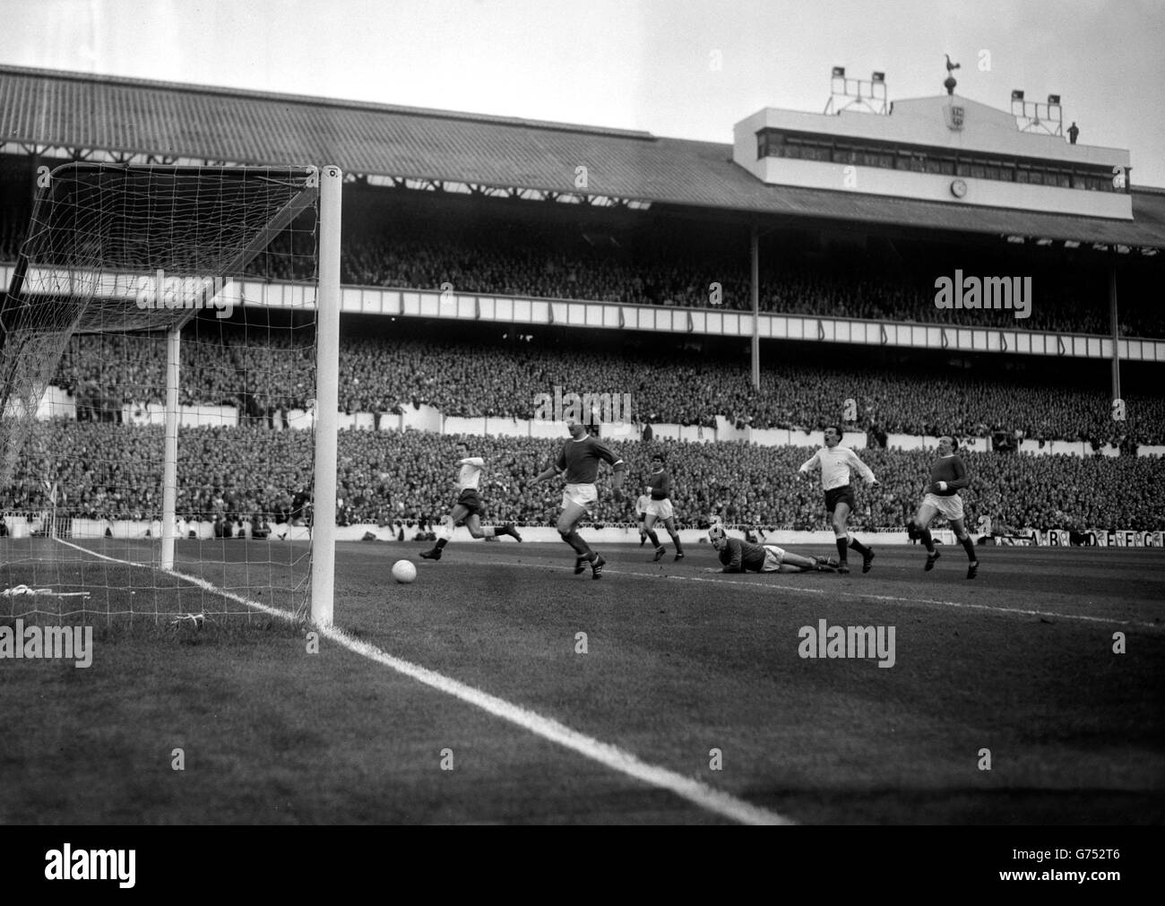 Jimmy greaves tottenham goal hi-res stock photography and images - Alamy