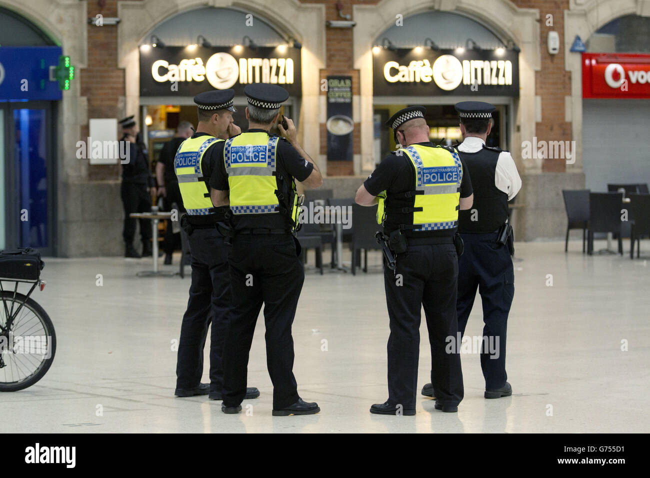 British transport police during an incident at victoria station hi-res ...