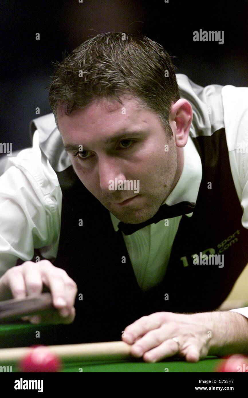 Anthony Davies on the table on his way to beating Stephen Hendry 5-1 in ...