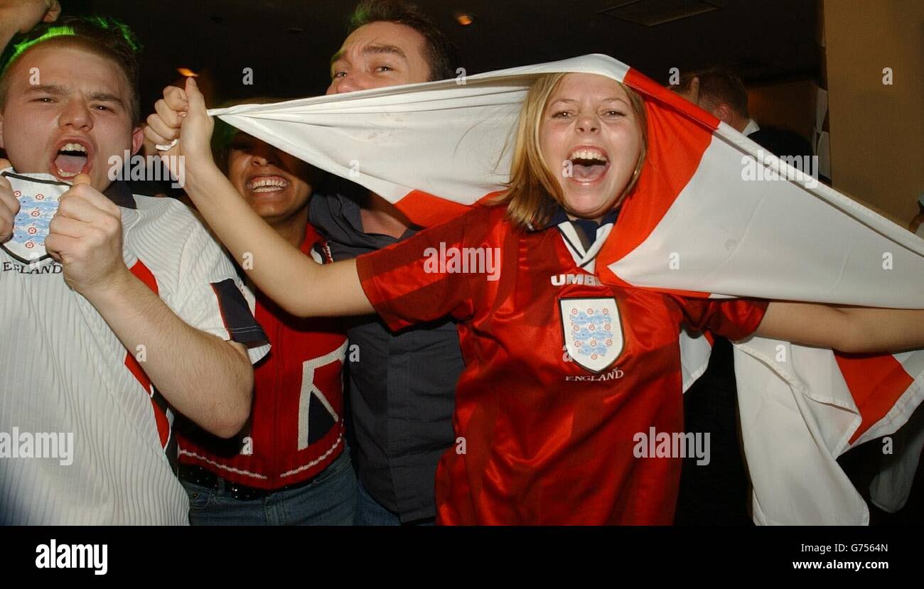 England fans at sports cafe hi-res stock photography and images - Alamy