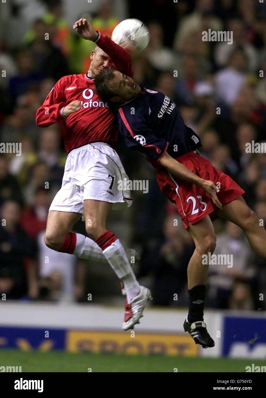 Manchester United midfieler David Beckham (left) leaps to challenge ...