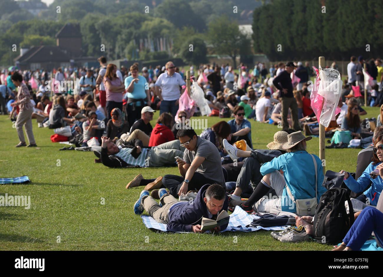 Wimbledon queuing hi-res stock photography and images - Alamy