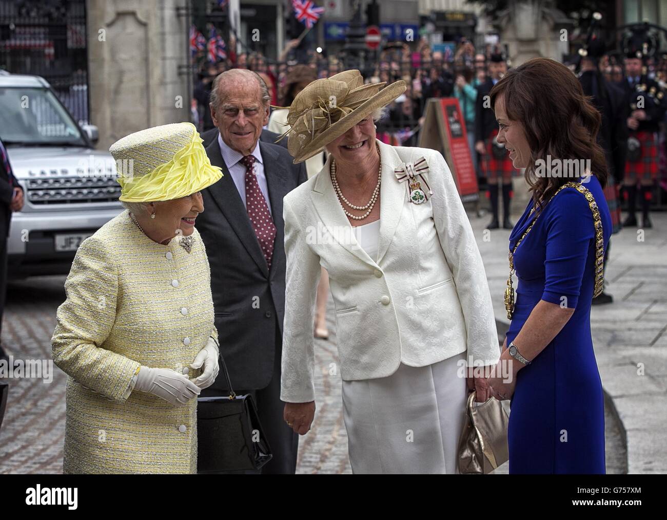 Belfast lord mayor nichola mallon welcomes queen elizabeth ii hi-res ...