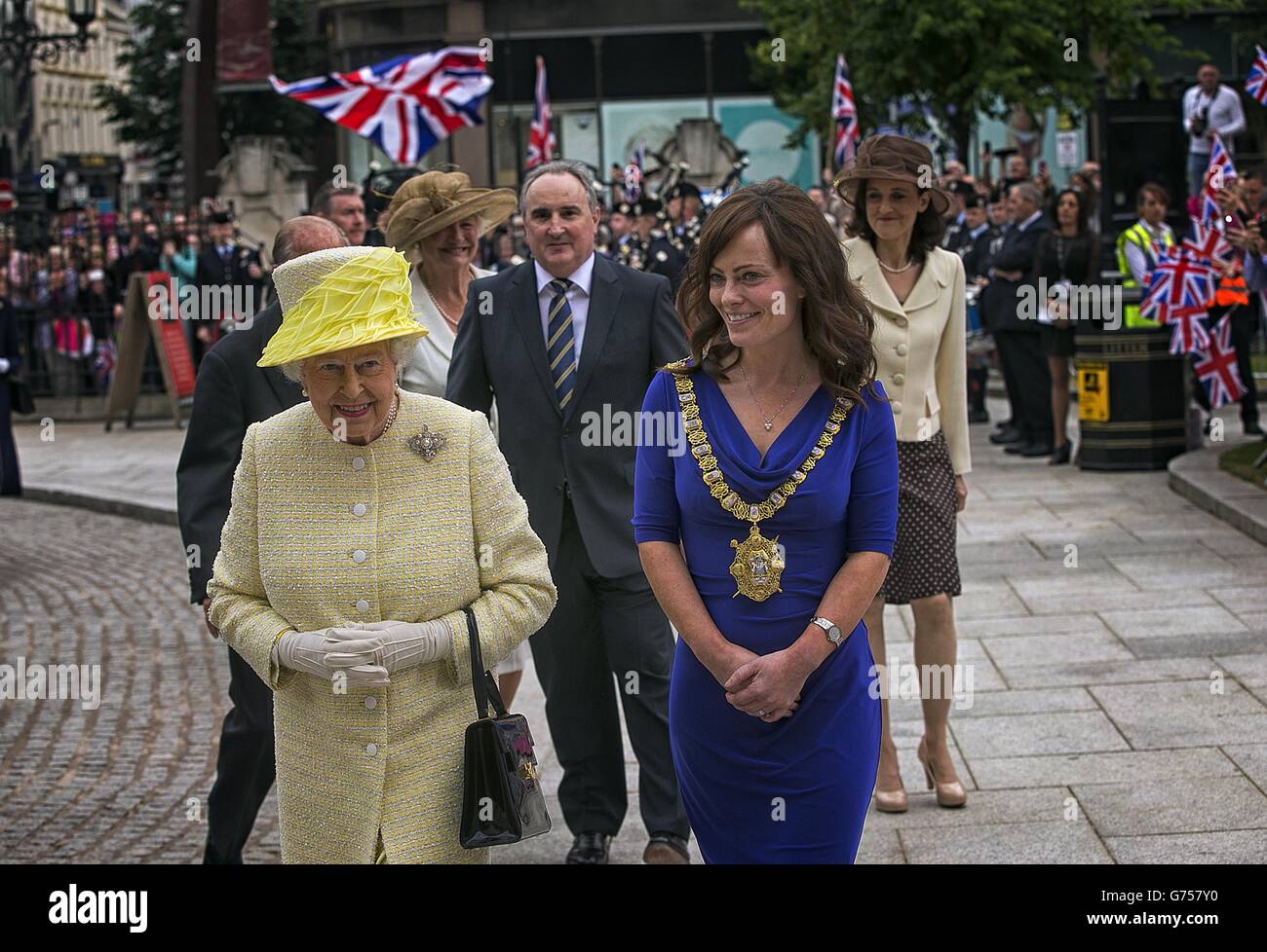 Queen elizabeth ii during visit to the belfast city hall hi-res stock ...