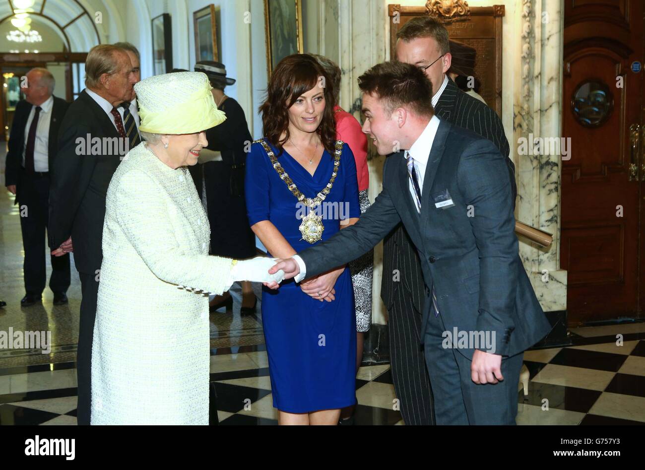 Queen elizabeth ii during visit to the belfast city hall hi-res stock ...