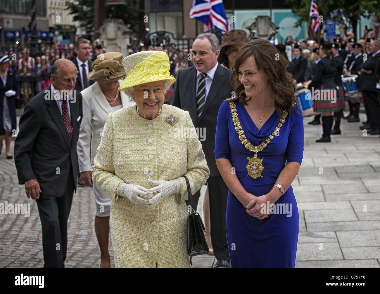 Belfast lord mayor nichola mallon welcomes queen elizabeth ii hi-res ...