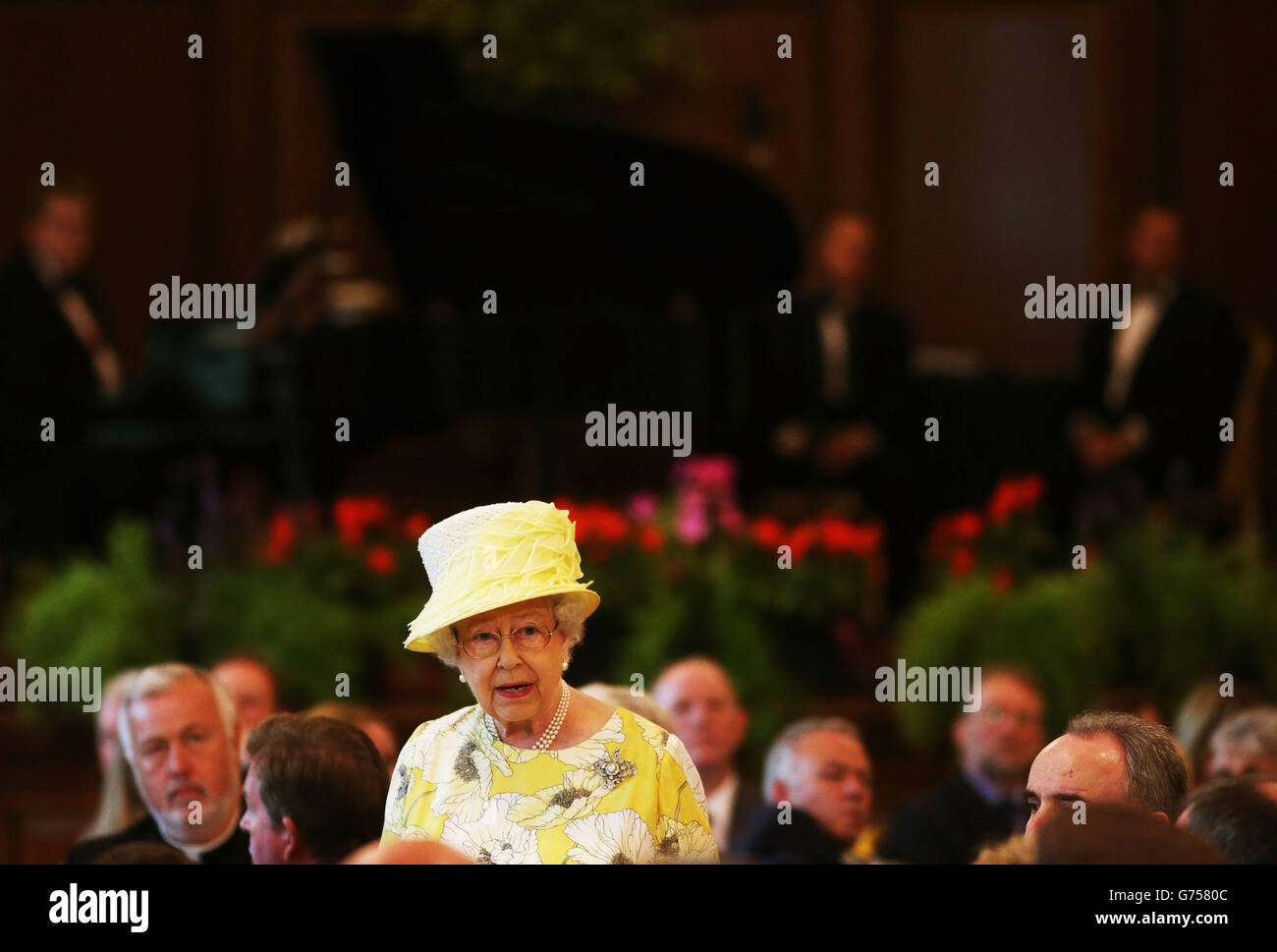 Queen elizabeth ii speaking city hall hi-res stock photography and ...