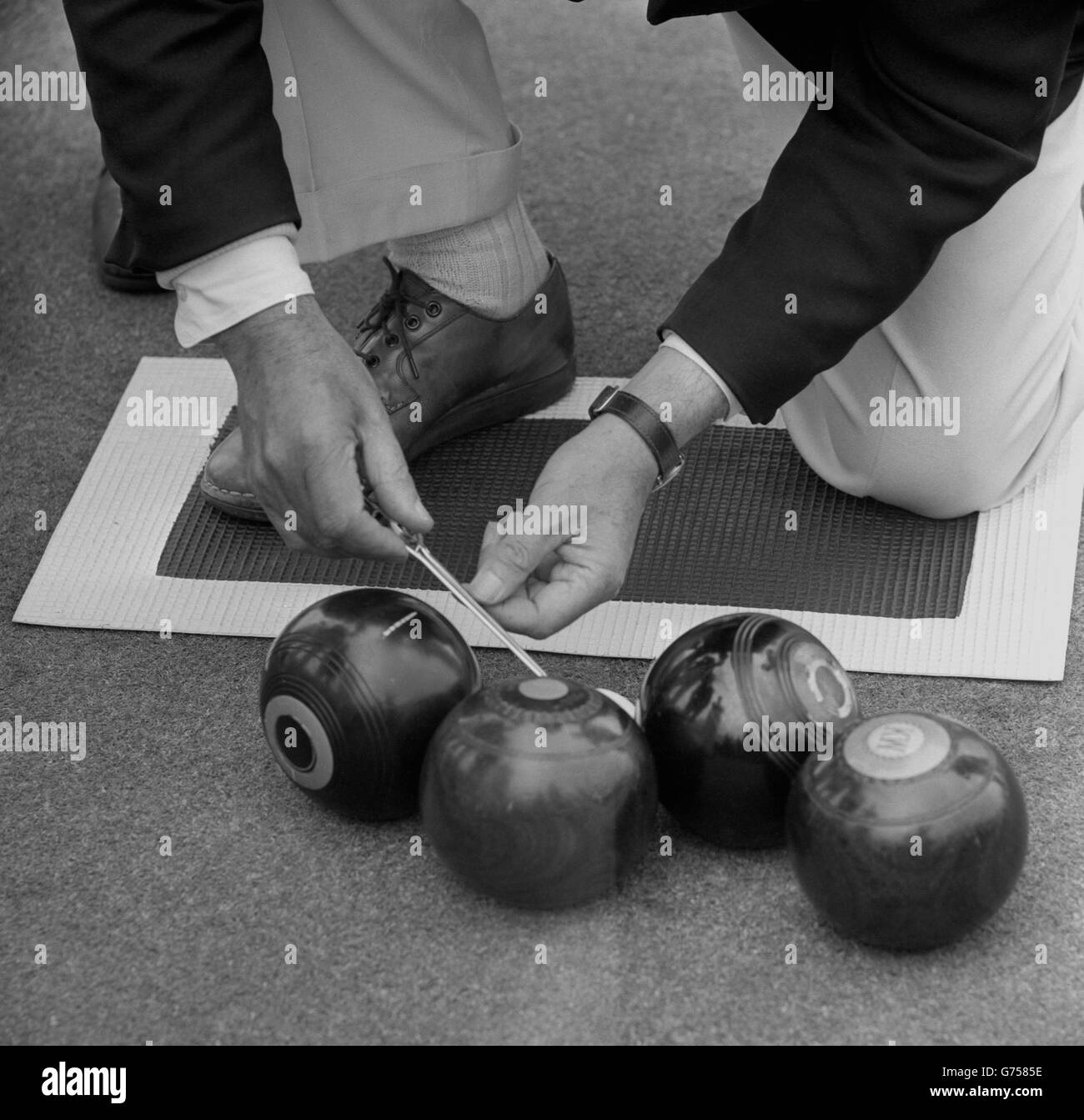 Four kneeling Black and White Stock Photos & Images - Alamy